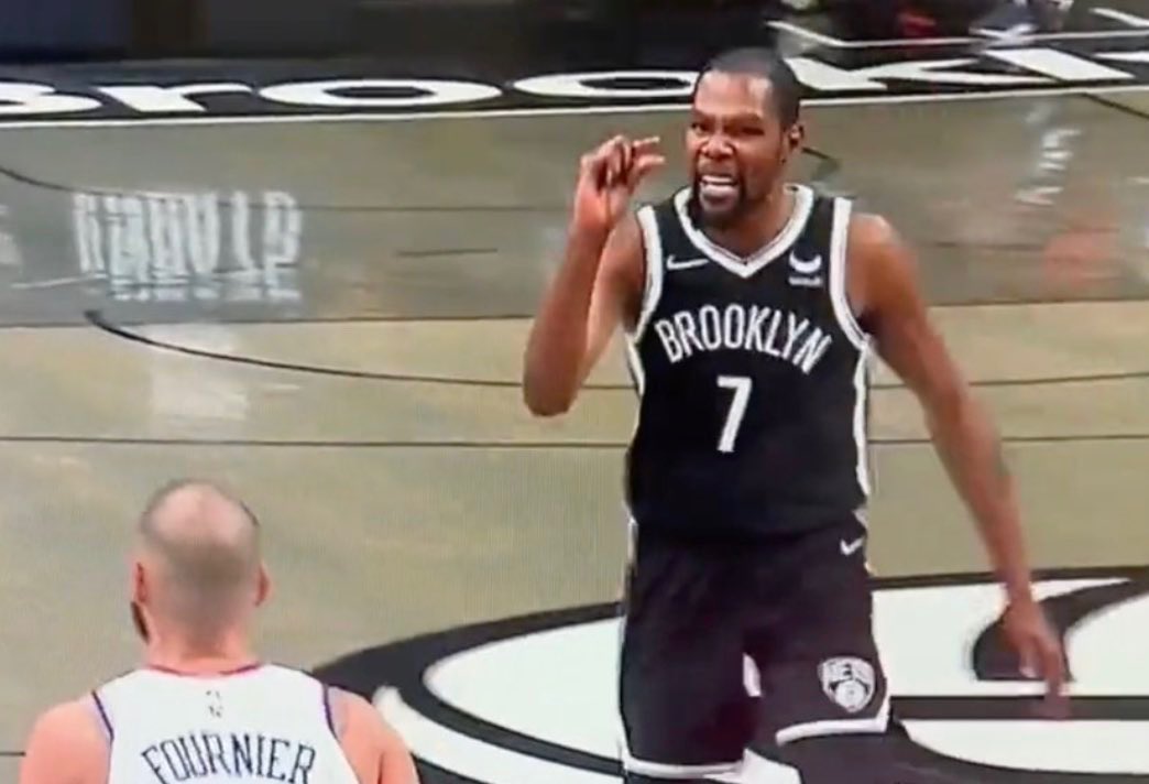 【影片】今仗攻入53分的KD有多囂張？在防守者面前射入三分後以法文直指對方：你太細小了 | 廢青NBA | 籃球地帶 - FanPiece