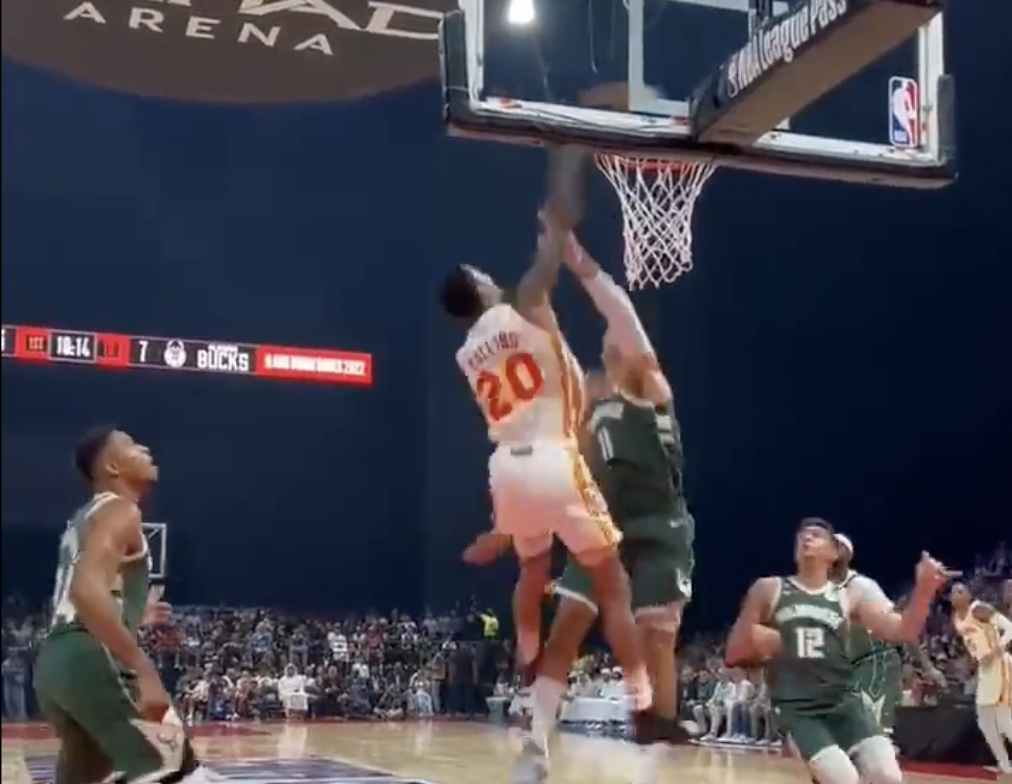 【影片】鷹隊新連線！Dejounte Murray、John Collins擋拆配合，後者Lopez頭上完成單手劈扣！ | 廢青NBA ...