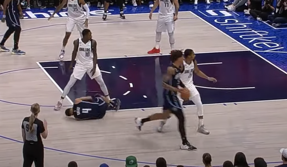 魔術小將Jalen Suggs被Dinwiddie推撞後左膝受傷痛苦退場，名記WOJ消息：幸好不是大傷 | 廢青NBA | 籃球地帶 - FanPiece