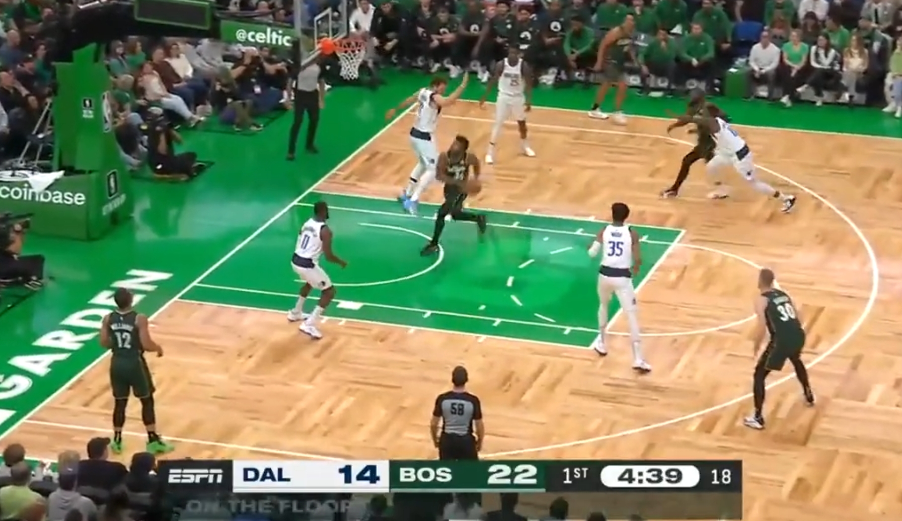 精彩連招！Marcus Smart 單手跨下運球，再接慢歐洲步晃飛 Luka Doncic 後上籃得分 | 籃球場 | 籃球地帶 - FanPiece