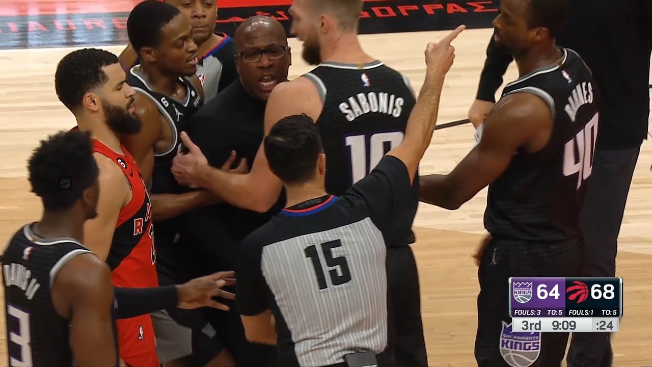 為子弟兵出頭！De'Aaron Fox、Keegan Murray先後被球證吹罰，國王主帥激動爭論被驅逐離場？！ | 廢青NBA | 籃球地帶 ...