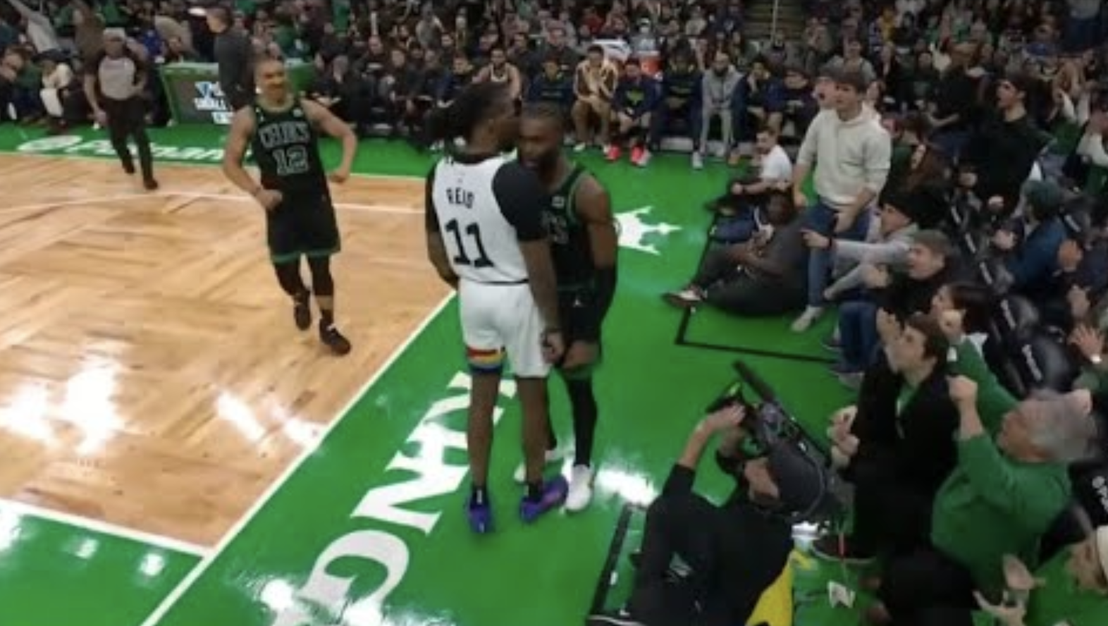 Jaylen Brown於Naz Reid頭上取得得分加罰！後者其後緊貼Brown噴垃圾話，馬上被罰技術犯規！ | 廢青NBA | 籃球地帶 ...