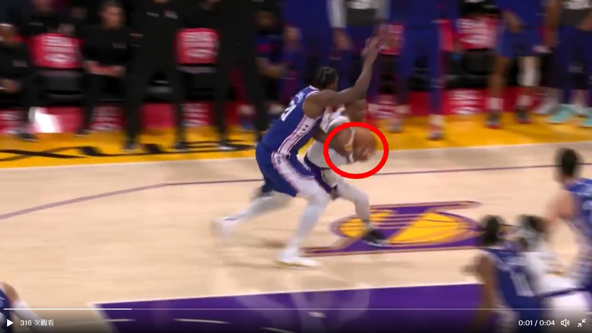 Westbrook賽後向記者抱怨Embiid最後有犯規動作，從慢鏡細看似乎確有其事 | NBA地域 | 籃球地帶 - FanPiece