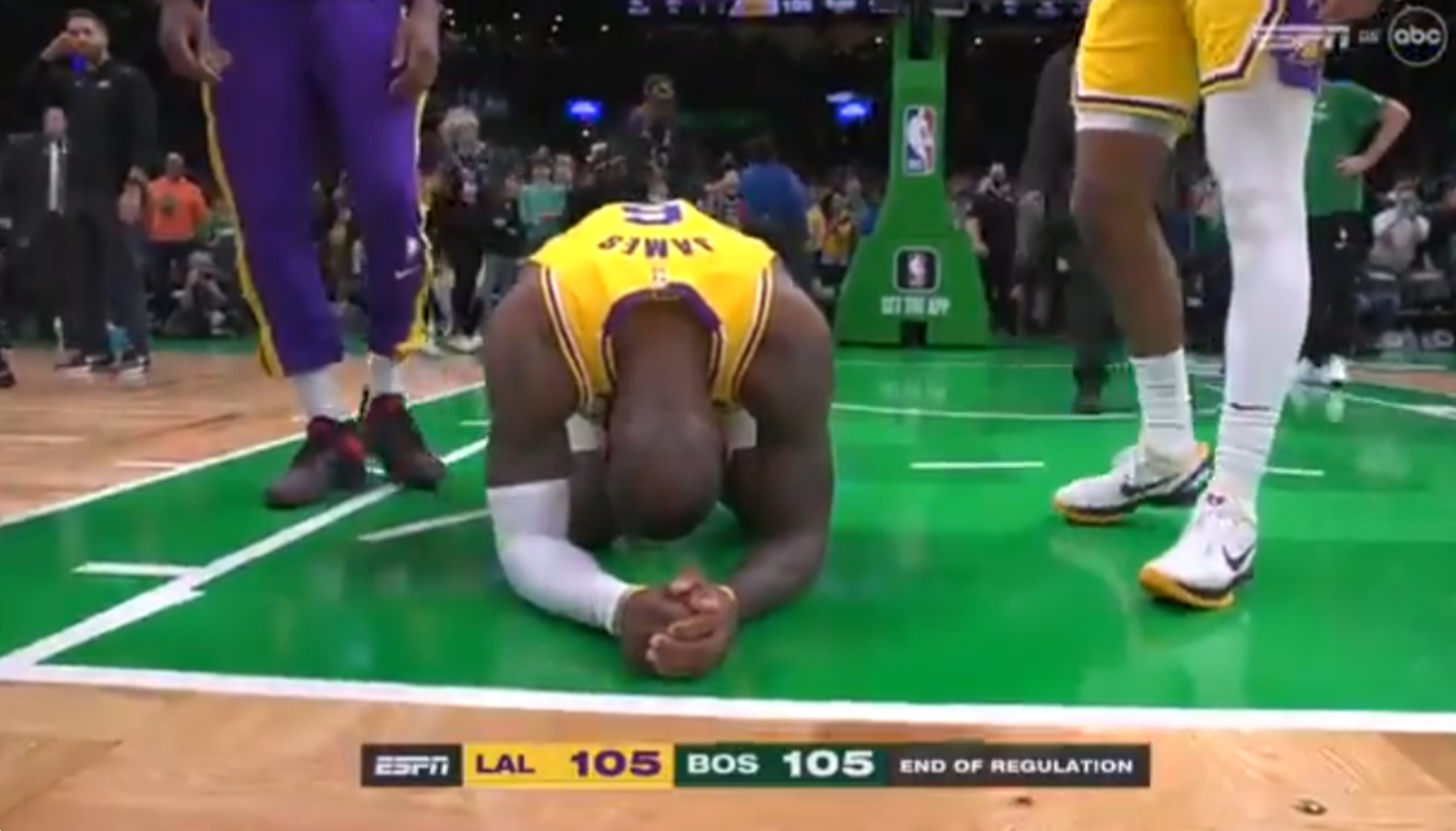 LeBron James 最後一擊上籃被打手沒有吹罰，他氣瘋了，最後無奈得跪在地上 | 籃球場 | 籃球地帶 - FanPiece