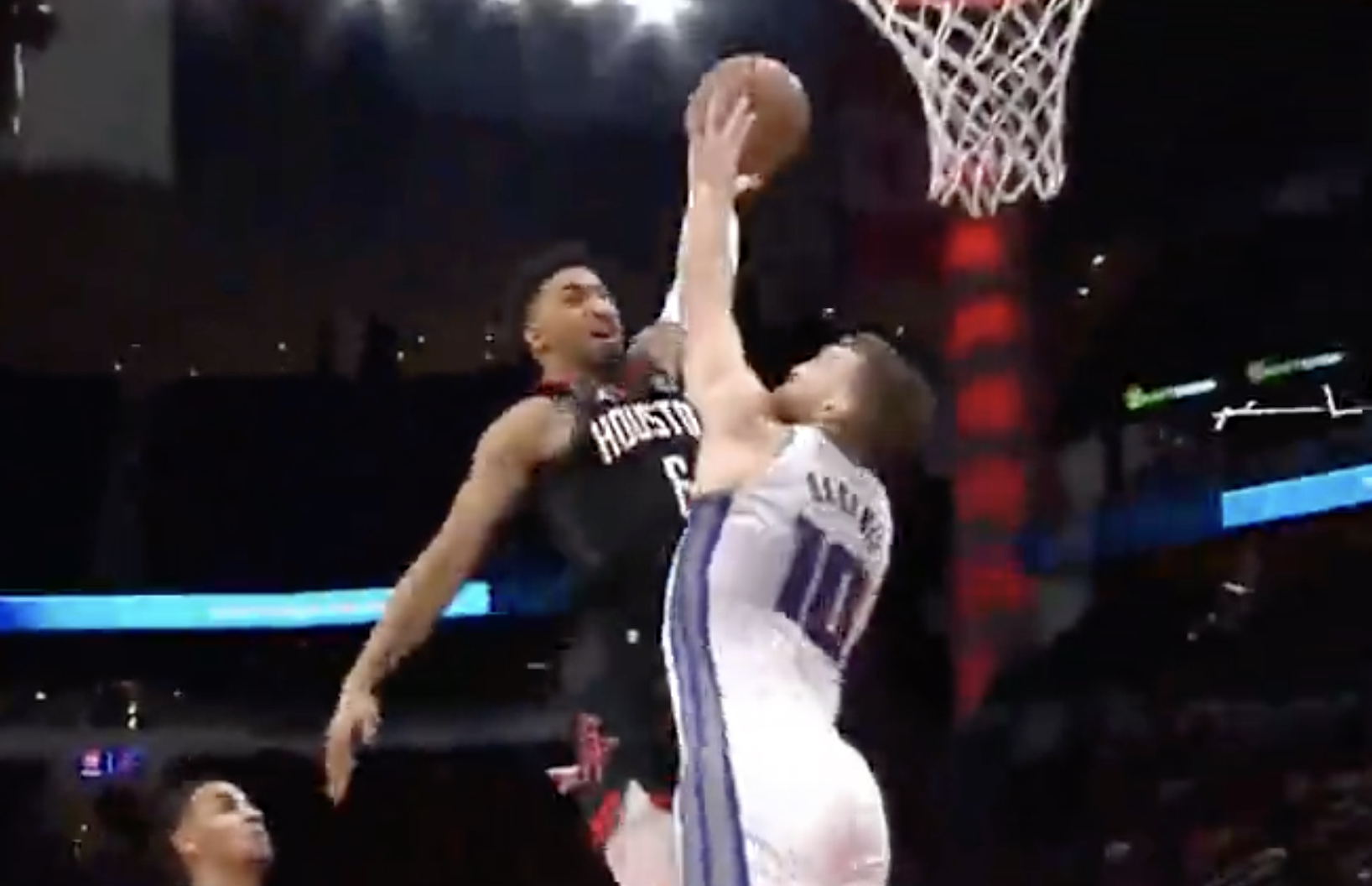 賽事開始不到2分鐘！火箭Kenyon Martin Jr.已在Domantas Sabonis頭上上演單手隔扣！ | 廢青NBA | 籃球地帶 ...