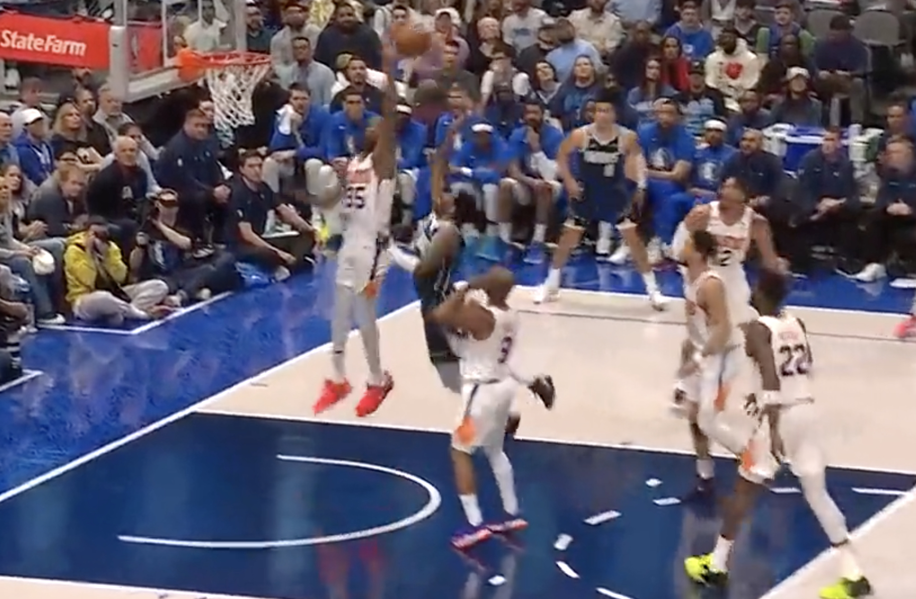 Kevin Durant面對Kyrie Irving毫不留情！後者背打CP3到籃下出手，被KD一巴搧飛！ | 廢青NBA | 籃球地帶 - FanPiece