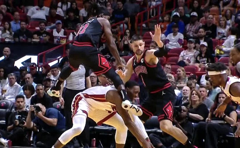 Patrick Beverley嘗試封阻卻一腳踢在Bam Adebayo頭上，最終只獲判普通犯規？ | 廢青NBA | 籃球地帶 - FanPiece