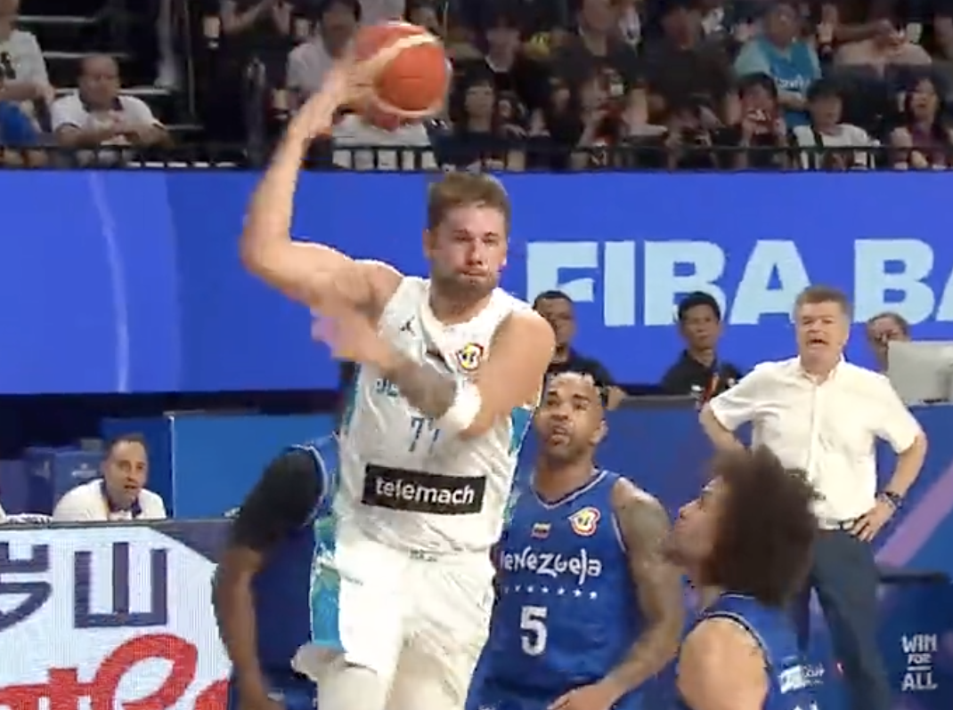 【影片】「Luka Magic」於FIBA繼續綻放！殺入籃下交出No-Look傳球讓隊友輕鬆袋進2分！全場攻入37分！ | 廢青NBA ...