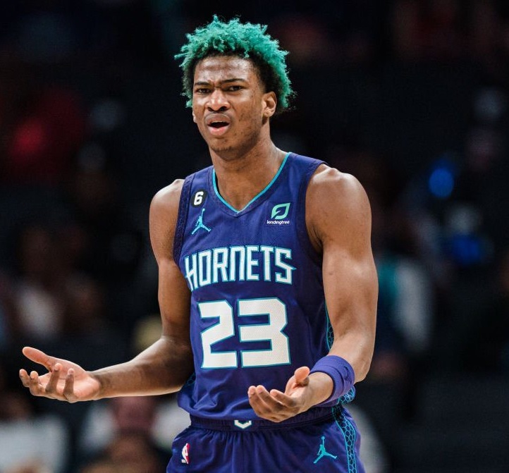 終於出事了！黃蜂決定讓Kai Jones無限期離開球隊，而Jones同時再po出︰「我是神」 | NBA地域 | 籃球地帶 - FanPiece