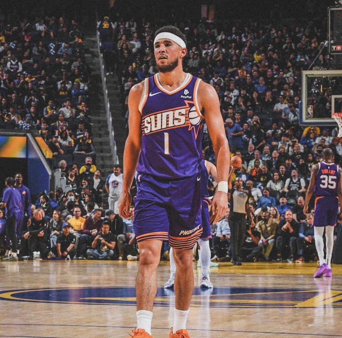 Devin Booker展現一哥姿態，高效攻入32分8助攻，率領太陽擊敗命中率低迷的勇士 | NBA地域 | 籃球地帶 - FanPiece