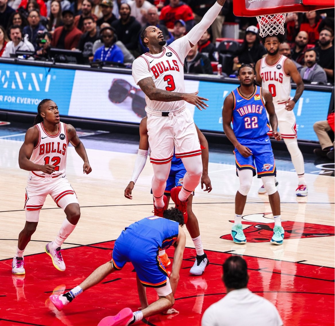 Andre Drummond歡迎Chet Holmgren來到NBA，羞辱Holmgren令他跪倒在地！ | NBA地域 | 籃球地帶 - FanPiece