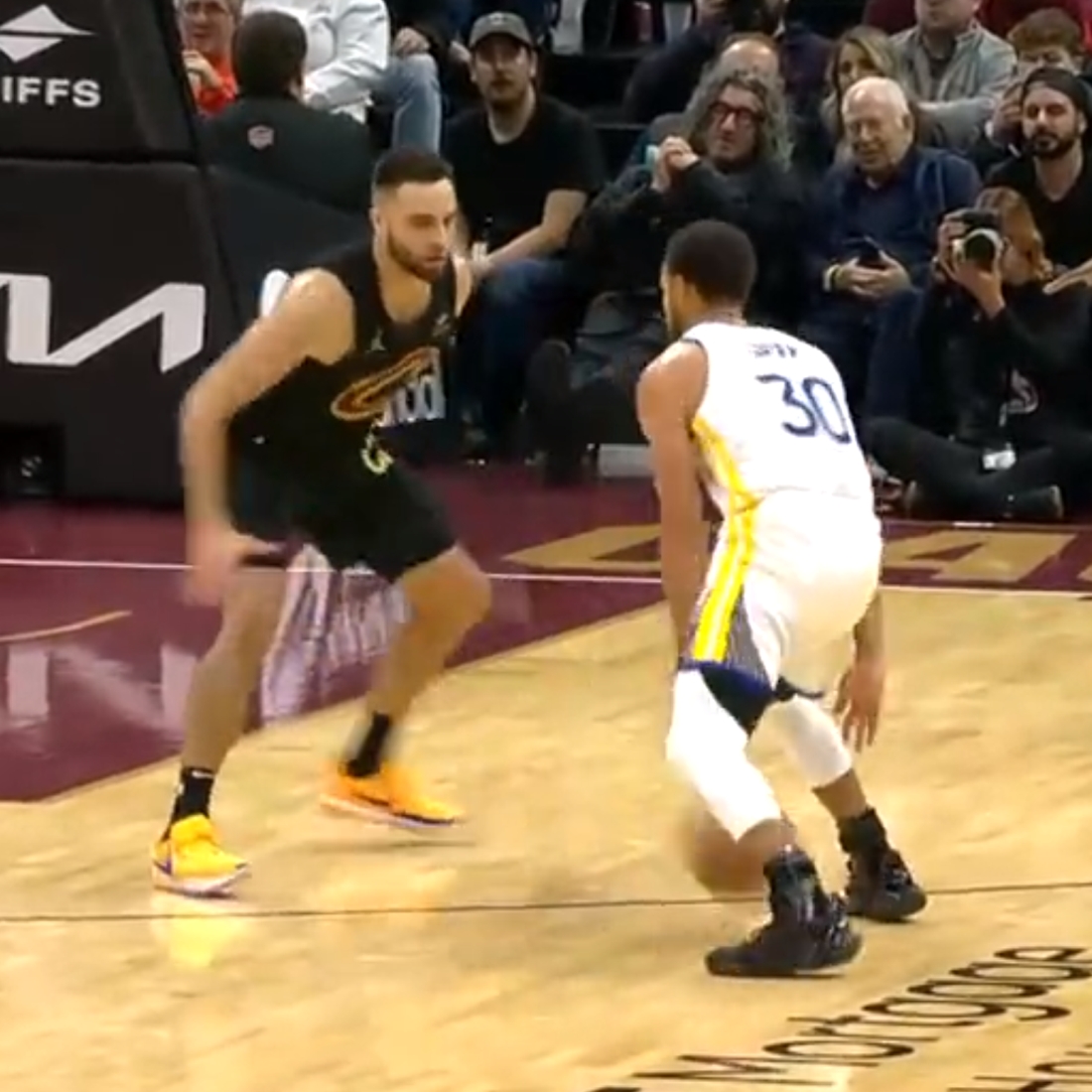 Stephen Curry 連續 crossover 晃開對手後命中第七個三分球，球迷：給 Max Strus 上了免費的跳舞課 | 籃球場 ...