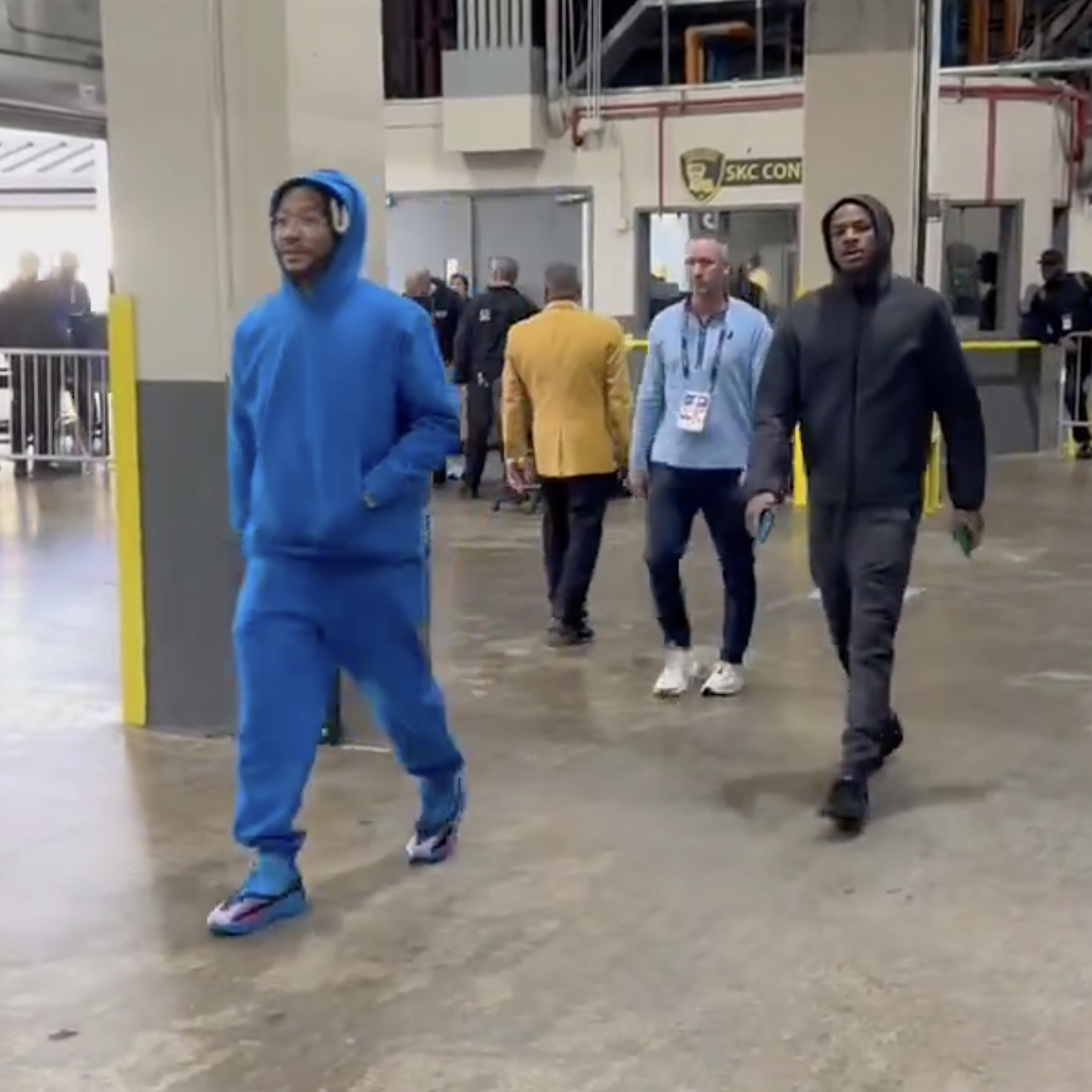 Ja Morant今日終於復出，在Derrick Rose陪同下到場！ | 廢青NBA | 籃球地帶 - FanPiece