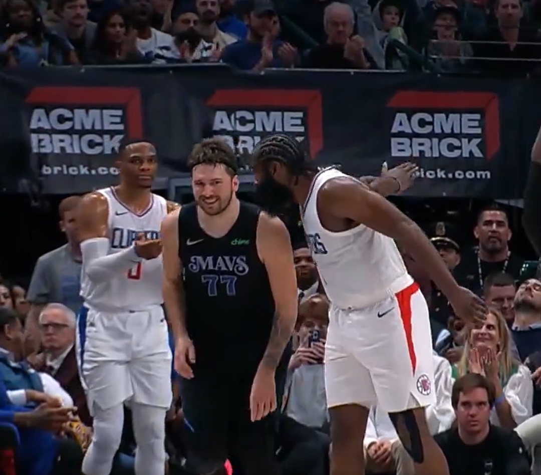 識英雄重英雄！Luka Doncic面對James Harden嚴防下命中壓哨投籃，Harden拍他屁股表示稱讚 | NBA地域 | 籃球地帶 ...