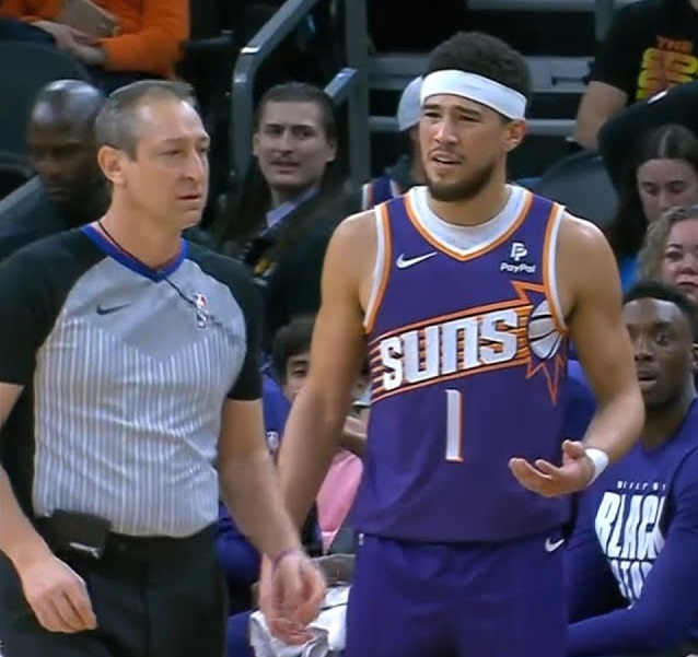 Devin Booker開賽6分鐘就連吃兩次技犯，遭趕離場，網民怒罵裁判毀了成千上萬孩子的生活 | NBA地域 | 籃球地帶 - FanPiece