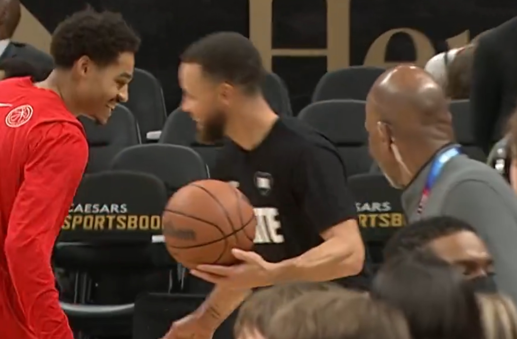 賽前 Stephen Curry 與 Jordan Poole 擁抱，首節 Poole 單打 Curry 以 crossover 拉開距離後 ...