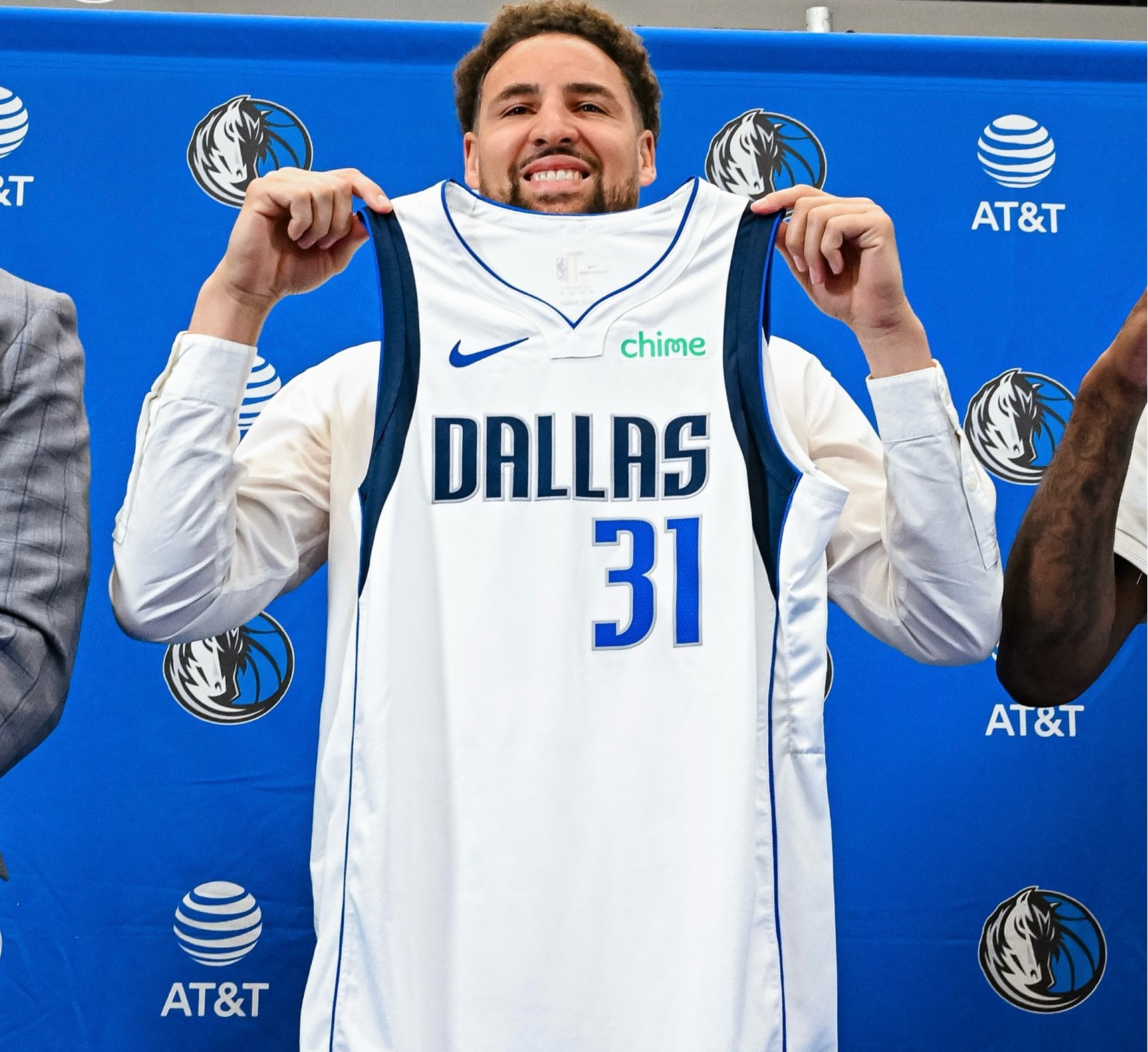 Klay Thompson首次現身獨行俠的記者會，他親自解釋選擇獨行俠的原因 | NBA地域 | 籃球地帶 - FanPiece