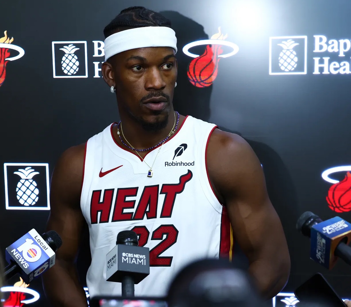 今年Jimmy Butler以平常造型出現，相反他的一名隊友則改變了髮型 | NBA地域 | 籃球地帶 - FanPiece