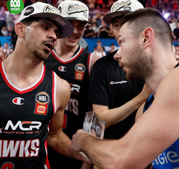 前騎士冠軍後衛Matthew Dellavedova在NBL落敗當選FMVP，他認為對手更值得，親自下台將獎座送出 | NBA地域 | 籃球地帶 - FanPiece