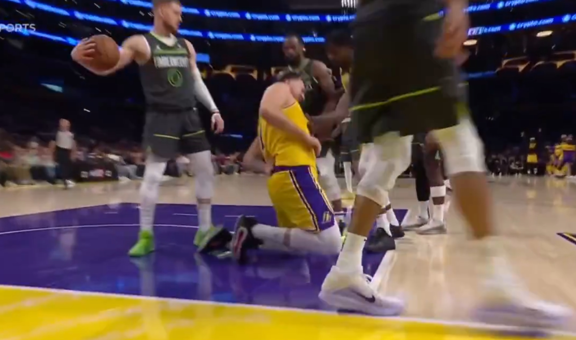 Luka Doncic 突破上籃被 Donte DiVincenzo 犯規，他落地時背部受傷返回更衣室 | 籃球場 | 籃球地帶 - FanPiece