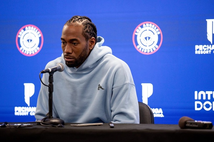 快艇公關強行奪走記者咪高峰，阻撓 Ramona Shelburne 向 Kawhi Leonard 提問 Aspiration 醜聞 | No ...